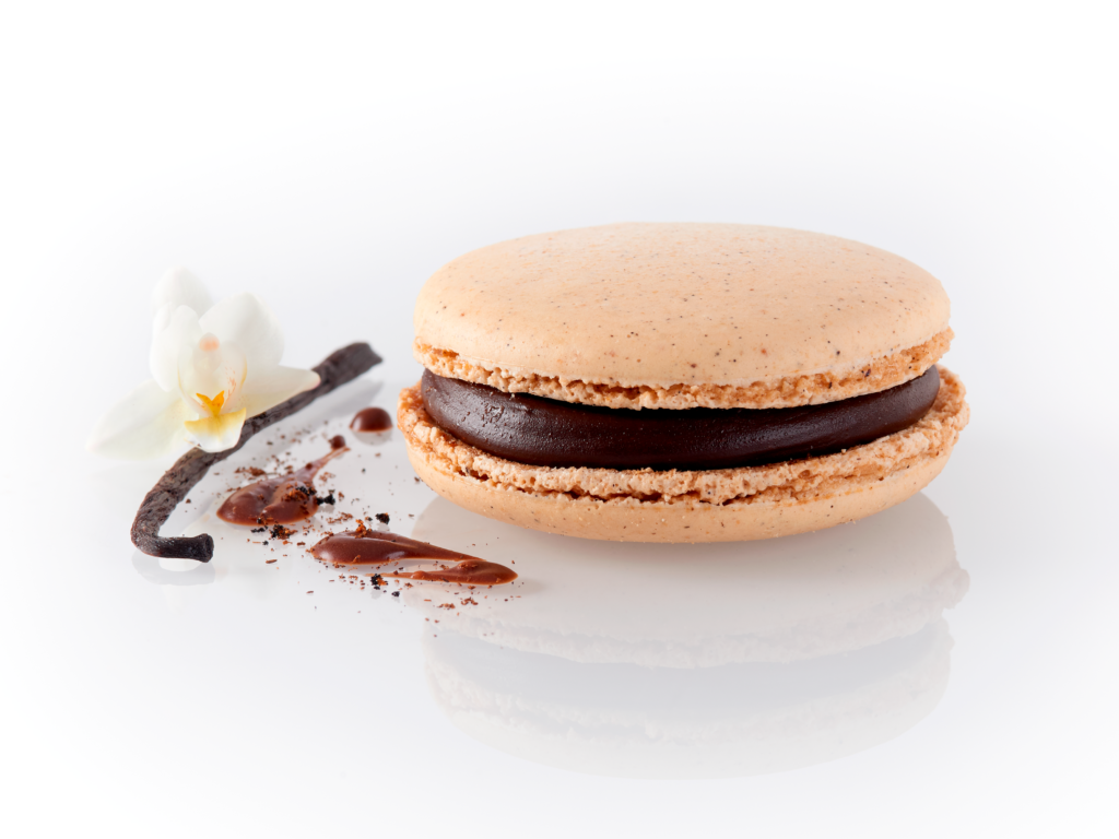 Vanilla macaron with a chocolate melting centre - Boncolac